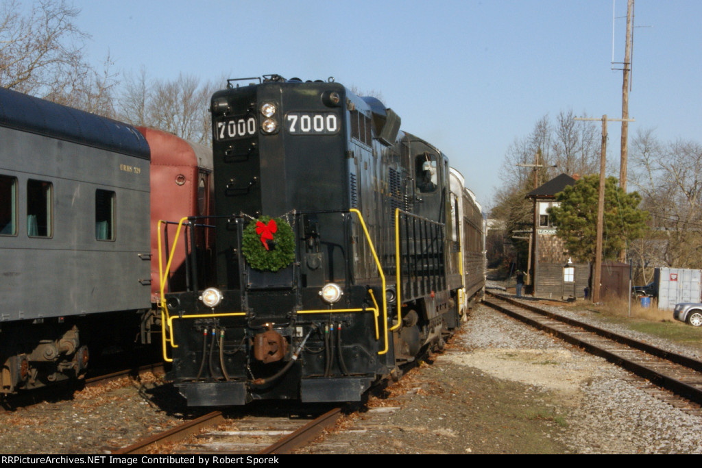 PRR 7000 Pulling into Tuckahoe